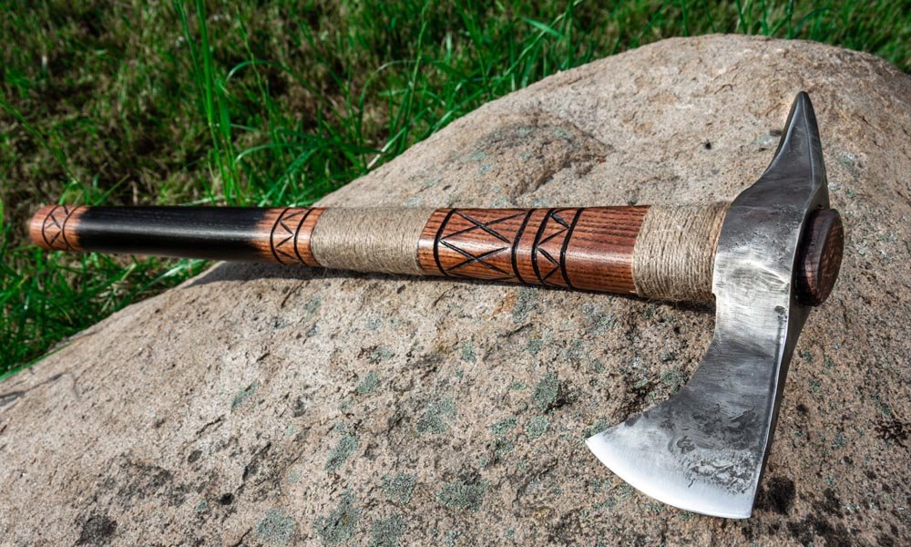 A Guide to Important Features of a Tomahawk Axe