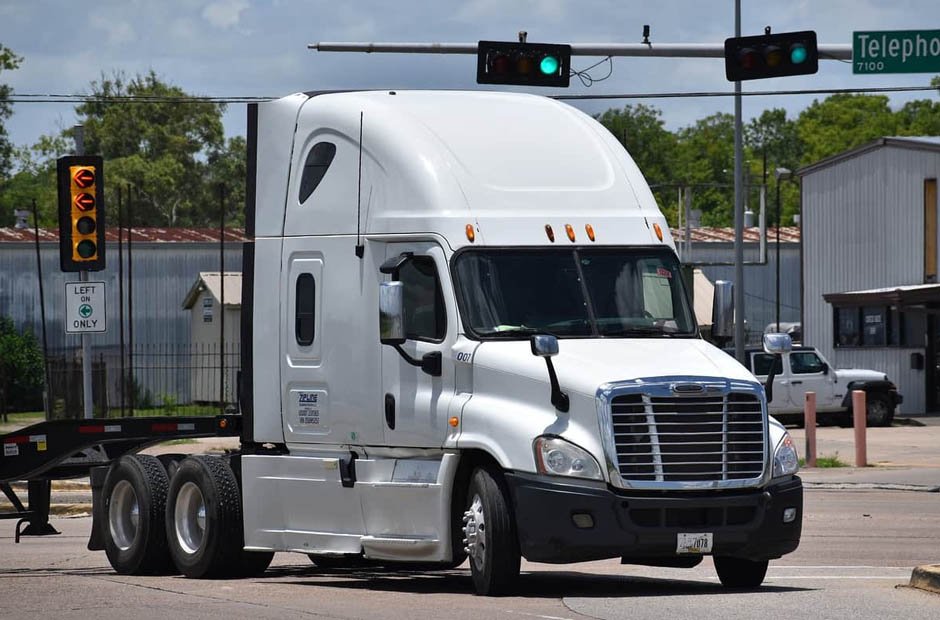 The Versatility of Day Cab Trucks and Sleeper Trucks